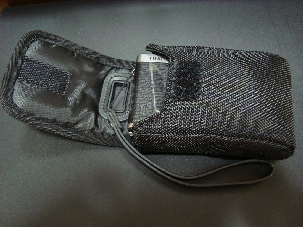 価格.com - 『エレコム DGB-056BK（XF1にピッタリ)』富士フイルム FUJIFILM XQ1 花とオジさん のクチコミ掲示板投稿画像・写真「【参考情報】カメラケース」[2007053]