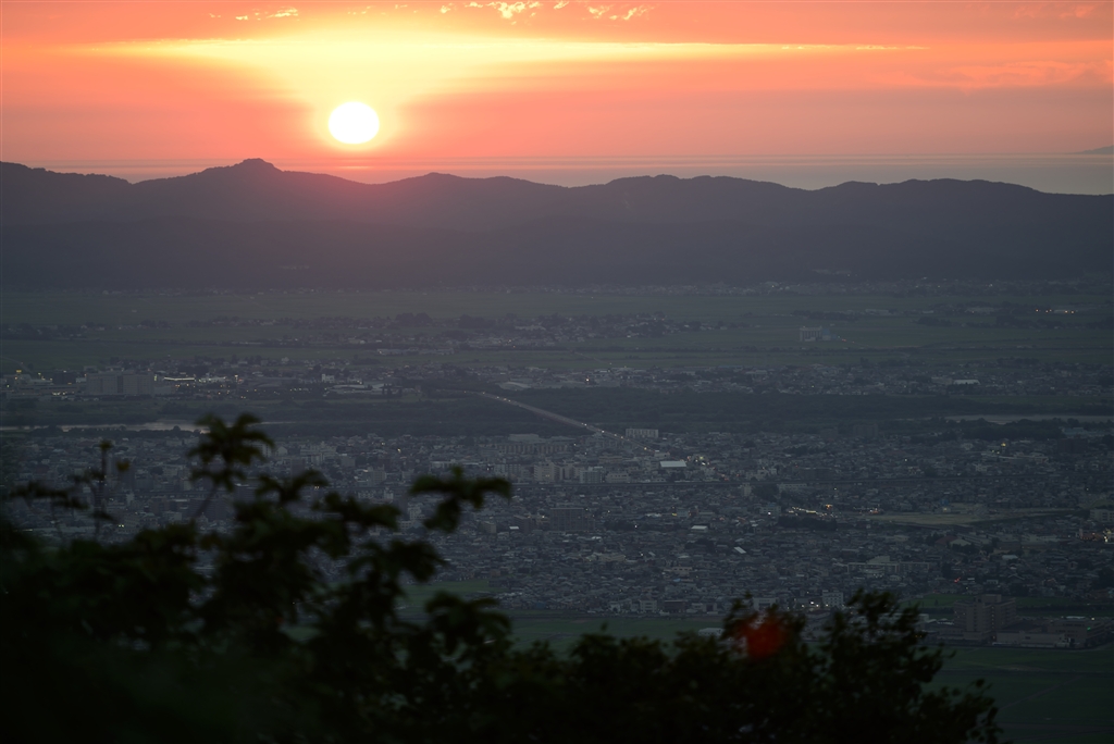 価格.com - 『夕陽ですが、手前の葉っぱにゴーストがポワーン。』ニコン AF-S NIKKOR 70-200mm f/2.8G ED VR ...
