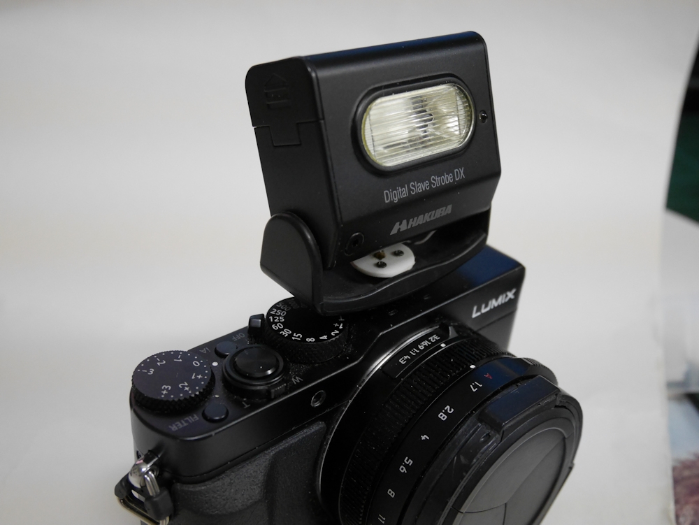 価格.com - 『カメラに取り付けたところ』ハクバ デジタルスレーブストロボ DX DSS-02 本当はCANONの方が・・・さん のクチコミ掲示板投稿画像・写真「これは使える」[2403139]