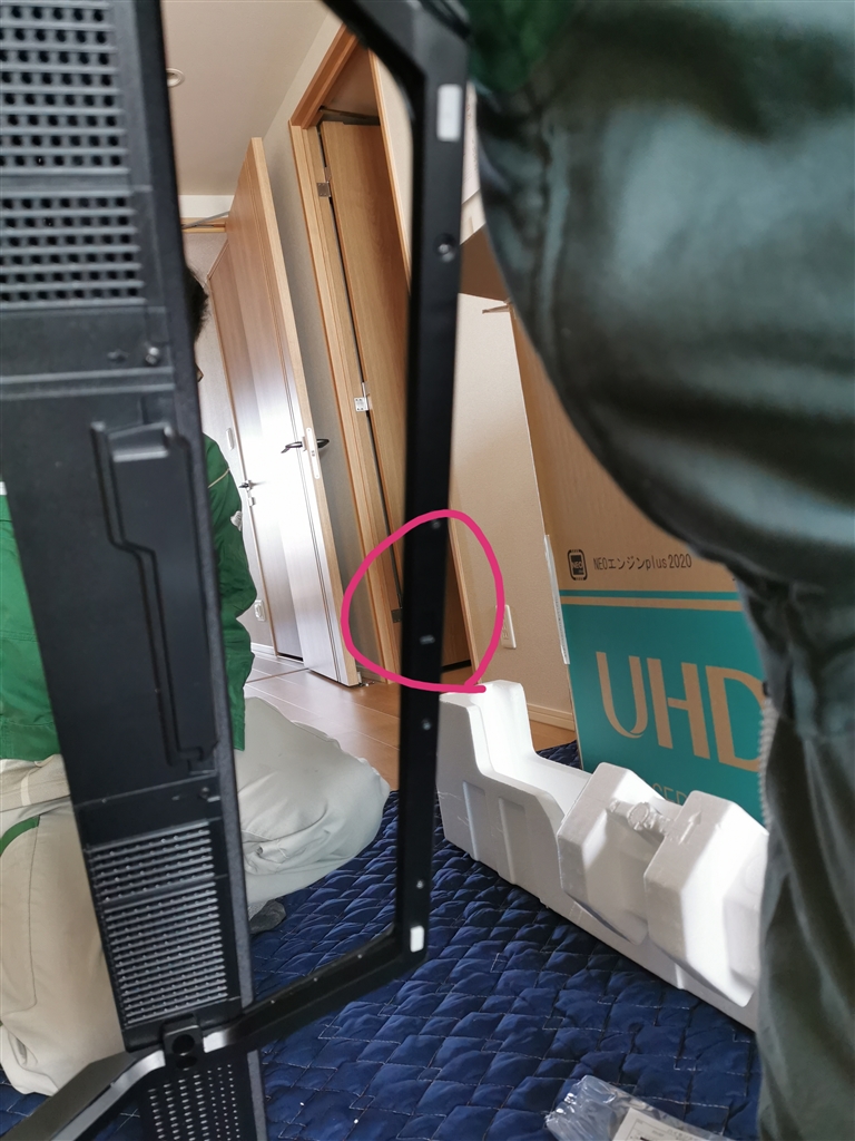 価格.com - ハイセンス 55U8F [55インチ] まさまさ1977さん のクチコミ掲示板投稿画像・写真「テレビスタンド裏のクッションの数」[3474414]