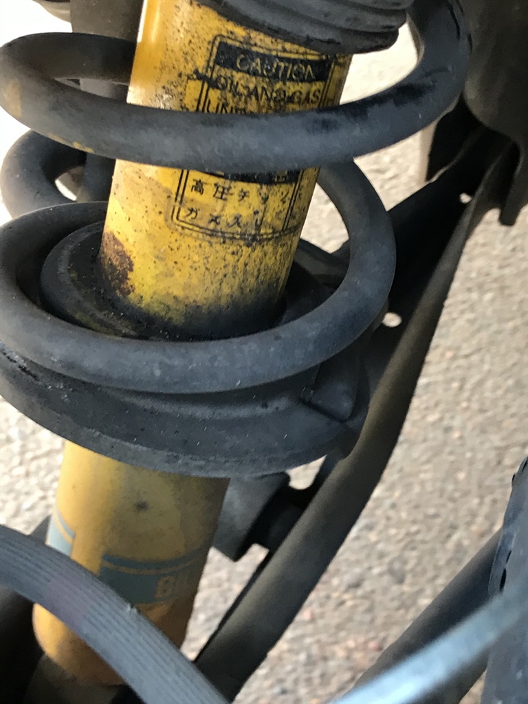 価格.com - スバル レヴォーグ 2014年モデル ♪たまちゃん♪さん のクチコミ掲示板投稿画像・写真「リアショック付近の漏れ」[3594616]