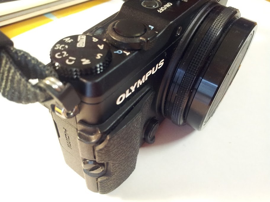 親指のグリップラバーがはがれました』 オリンパス OLYMPUS 親指のグリップラバーがはがれました』 オリンパス OLYMPUS