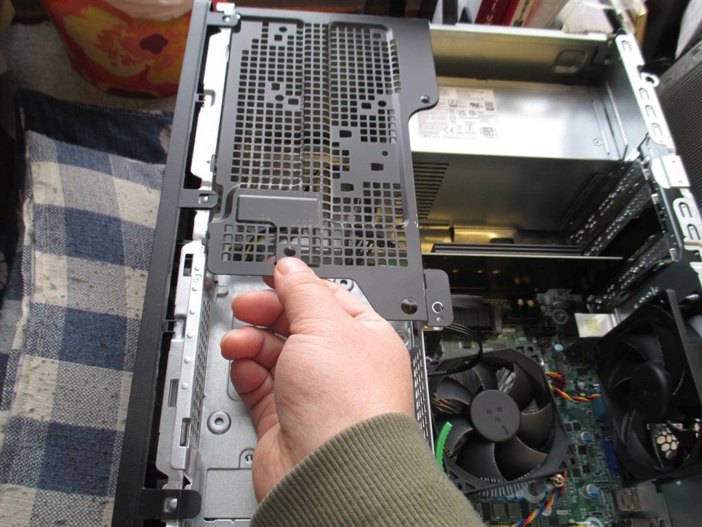Drive Cage Bracketが外れません。どなたかお助けを。』 HP HP Drive Cage Bracketが外れません。どなたかお助けを。』 HP HP